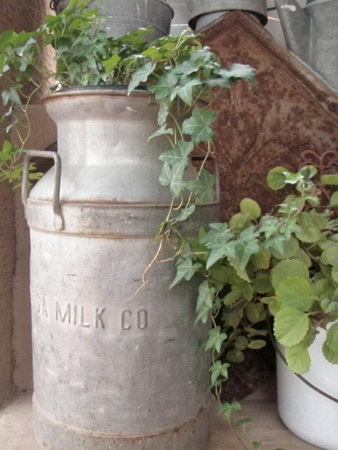 24 Rustic Farmhouse Milk Can Decor Ideas for Country Style