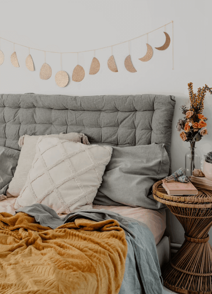 27 Moon Decoration Ideas for Wall Art, Mirrors & Lamps
